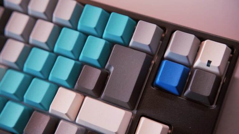 無限に使える？Varmilo 静電容量 メカニカルキーボード レビュー | Tech Neighbor